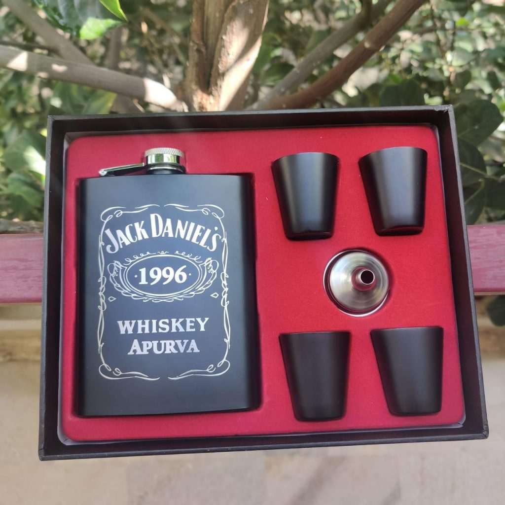 Jack Daniels – Custom Black Hip Flask Set – Mom’s Charm